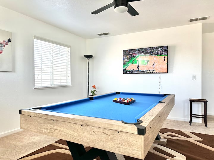 Spacious Family Home, Beautiful Yard & Game Room - Stockton, CA