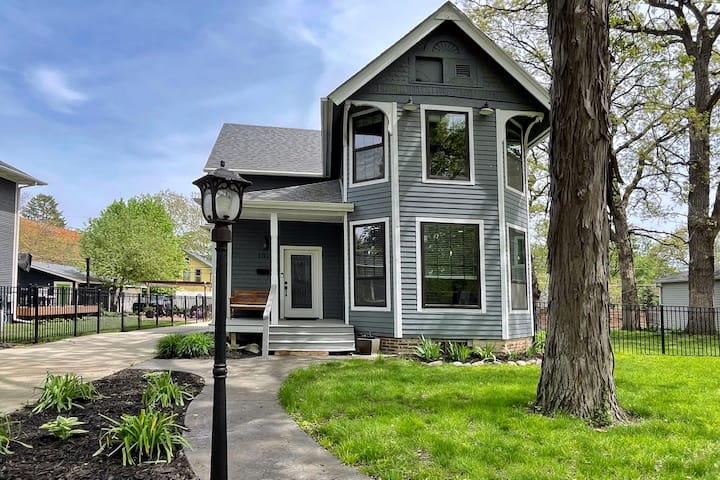Charming Home By Drake/downtown! - Des Moines
