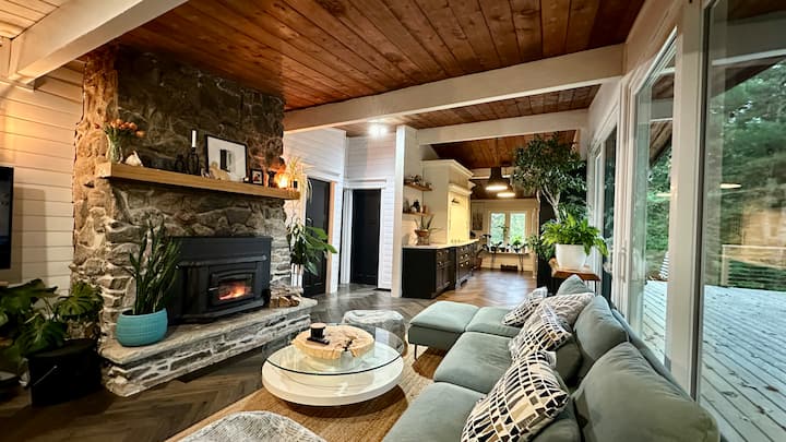 Muskoka River House With Hot Tub, Sauna & Firepit - 브레이스브릿지