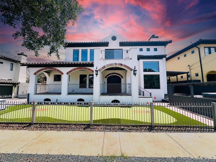 Luxury Home: Putt Putt & Hot Tub - Bellaire, TX