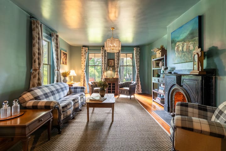 Ground Floor King Bedroom In Vintage Farmhouse Bnb - New Marlborough, MA