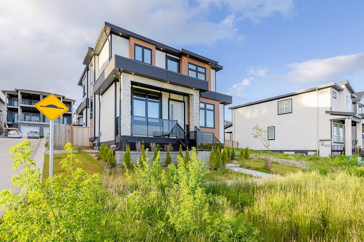 5 Br Brand New Luxurious White Rock Spacious Home - Surrey, BC