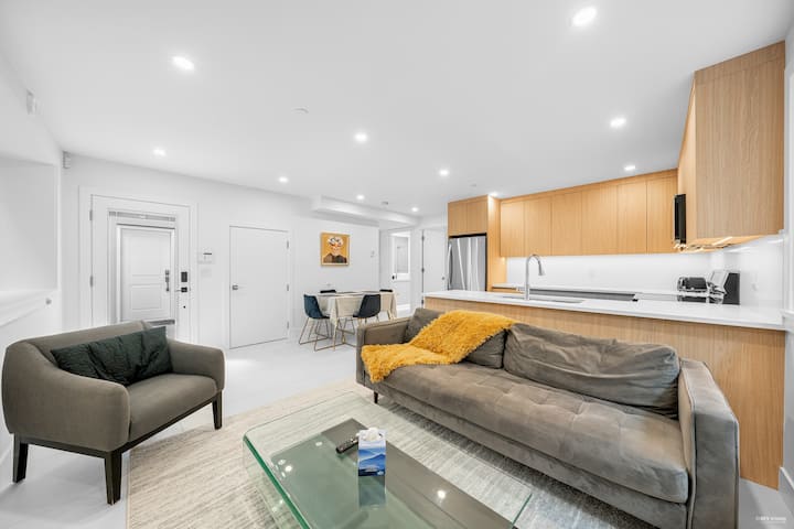 Chic & Modern Basement Unit In Ambleside - Horseshoe Bay