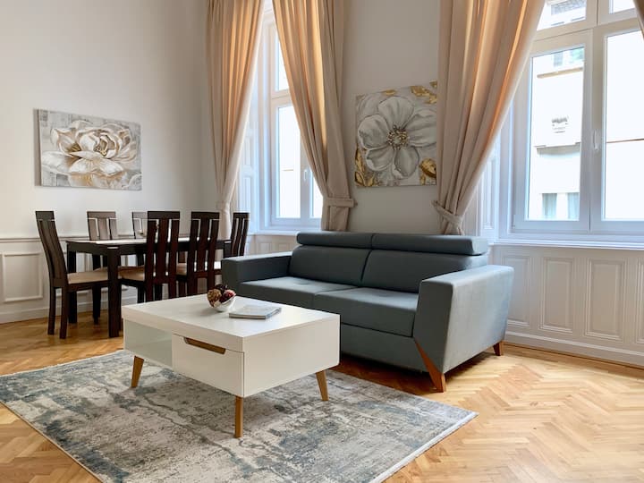 Luxury Apartment By Hi5- Best Location - Budapest