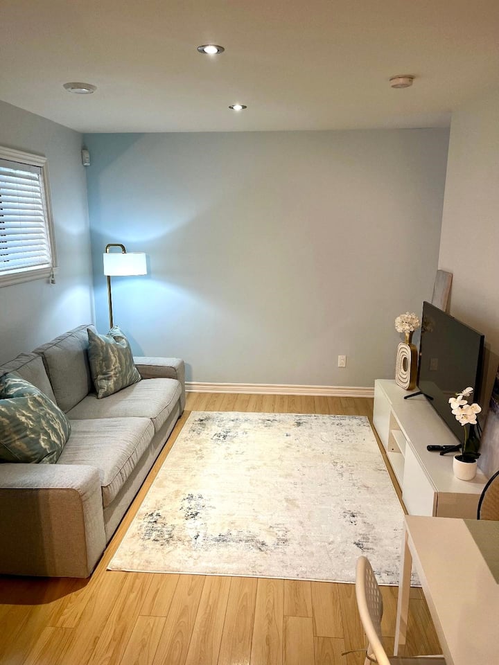 Stylish Basement Apartment - Best Location - Laval