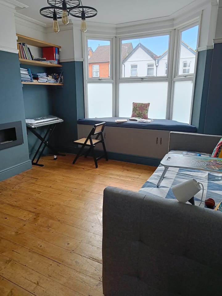 Spacious Room In A Family Home - Watford