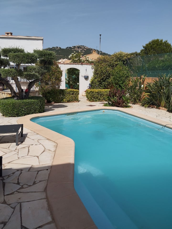 Maison Dépendance De Charme.
3 Nuits Minimum - Sanary-sur-Mer