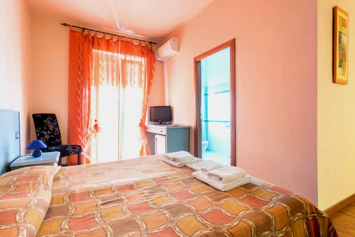 La Camera Con Il Balcone - Bosa