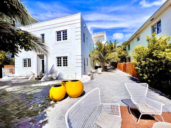 11 Guests South Beach Place - Miami Beach, FL