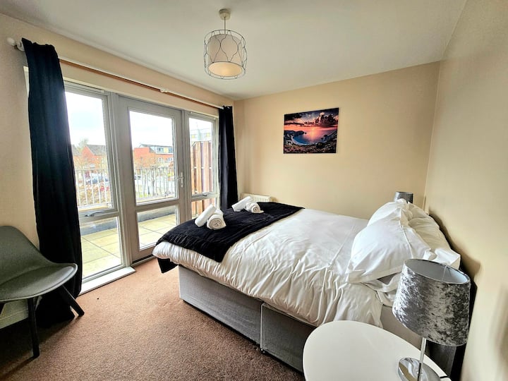 Large Group Home | Sleeps 9 | Free On-site Parking - Liverpool, UK