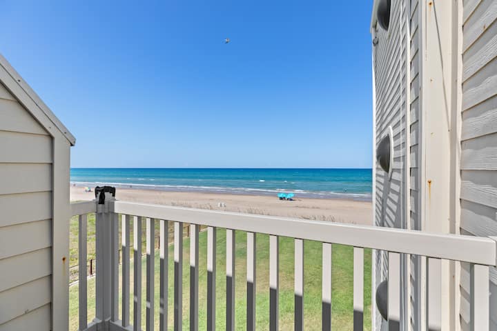 Cozy Beach Front Condo W/resort Amenities - South Padre Island, TX