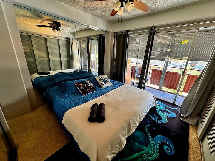 Large Waikiki Condo! Pool/full Kitchen/beach Gear! - Honolulu, HI
