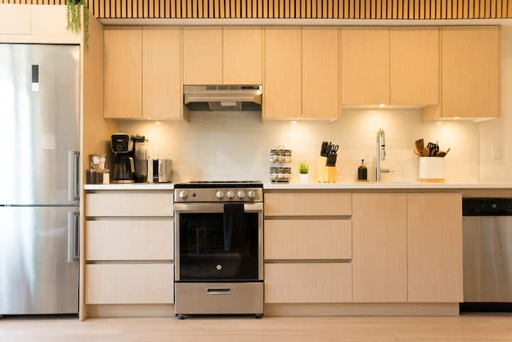 Luxury Scandinavian Suite| Cozy And Bright - Vancouver