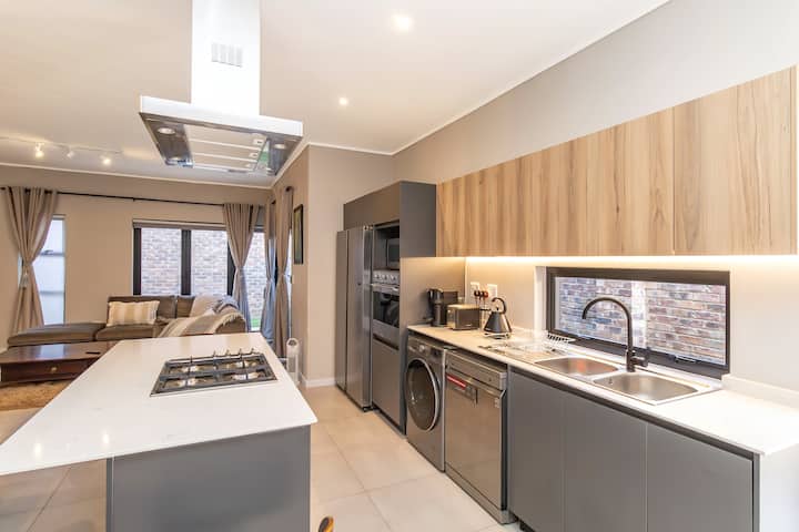 A Family Home Cl To Sandton City - Sandton