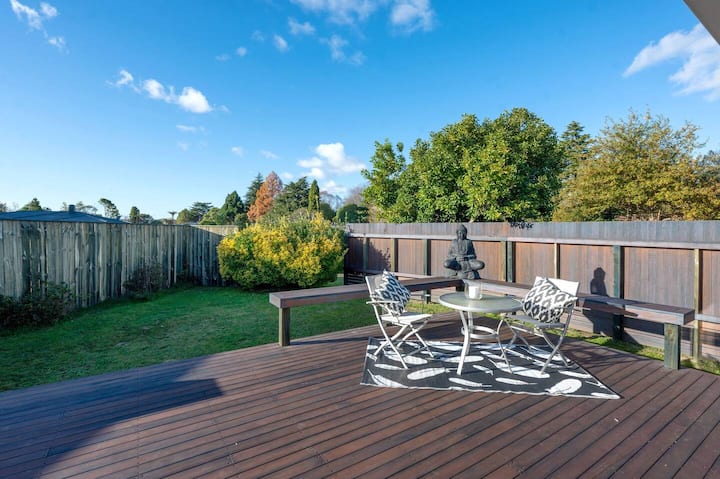 Cheerful Cosy Home With Hot Tub - Rotorua