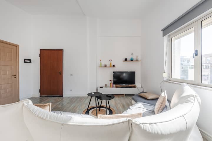 Lucas Lake View Penthouse - Tirana