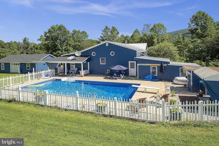 Farmhouse, Pool, Hot Tub, Fire Pits & Mountains - Luray, VA