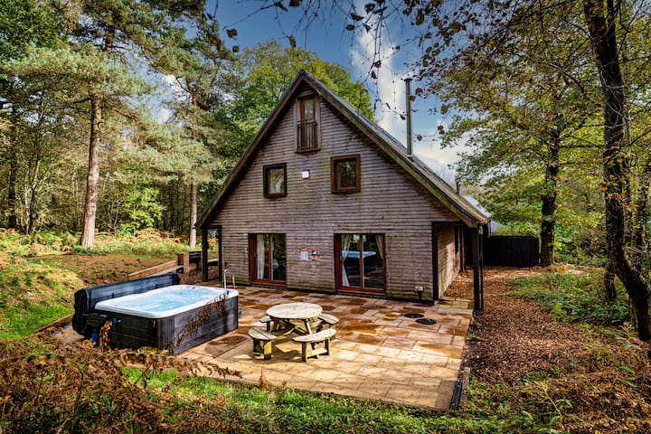 Stanton; Woodland Lodge With Hot Tub For 14 - Derbyshire