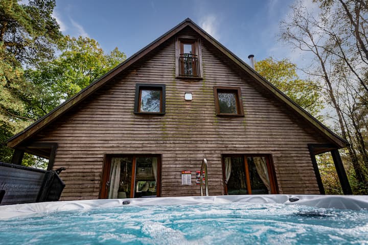 Stanton; Woodland Lodge With Hot Tub For 14 - Staffordshire