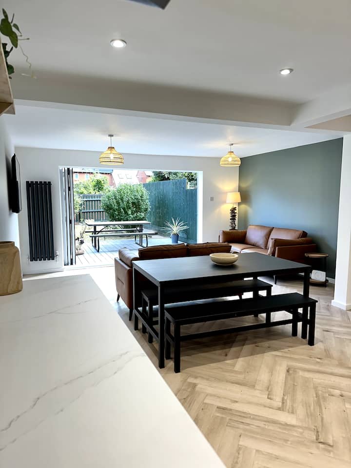 Marina House With Private Garden Near Beach & City - Swansea, UK