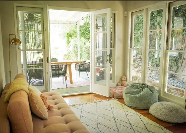 Large Pool Home With Mountain Views! - Pasadena, CA