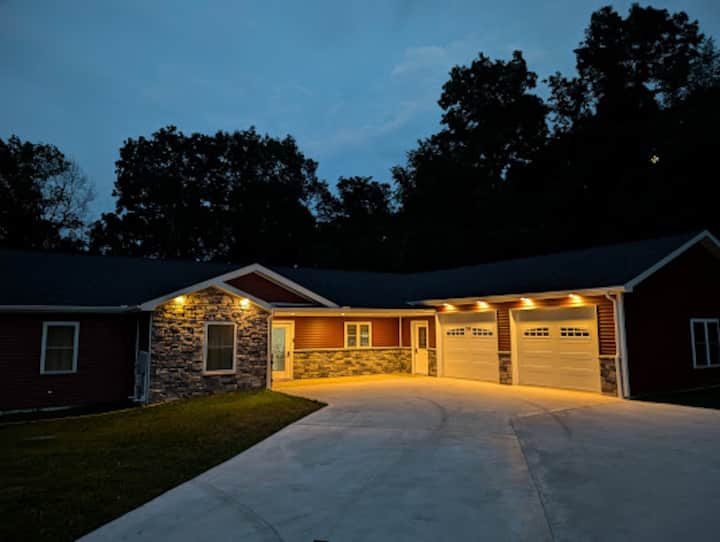 Charming, Woodside  6 Bed House W/ Hot Tub - Shipshewana, IN