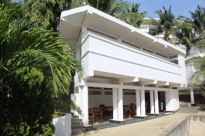 Complexe Hôtelier De 18 Chambres - Abidjan