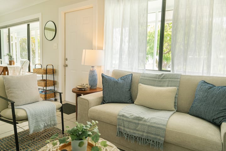 Surf Bungalow | 5 Mins To Beach - Vero Beach, FL