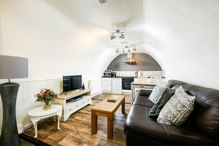 Unique 1 Bedroom Apartment-bath - Bath
