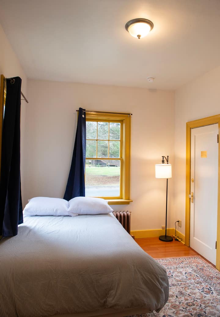 Tillie Paul Hostel Room 7 (Shared Bathroom) - Sitka, AK