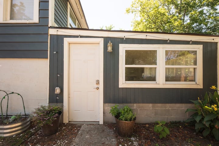 Wildflower Cottage- Fully Furnished Exec. Listing - Savannah, GA