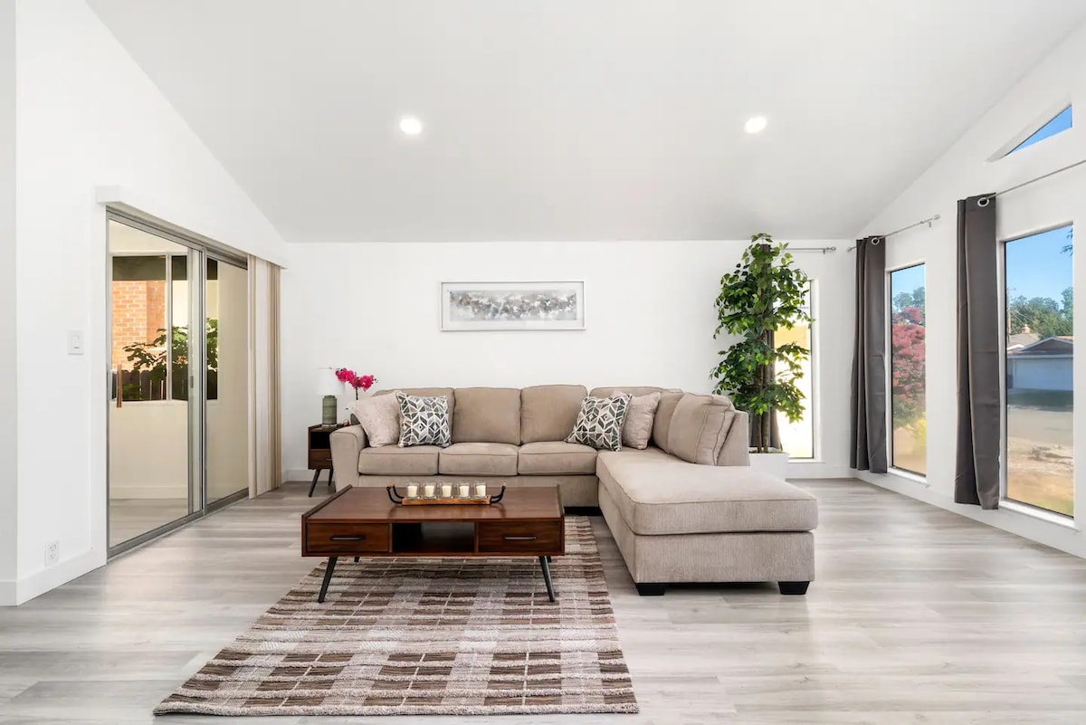 Modern High-Ceiling w/Ping Pong & Games Room - Houses for Rent in ...