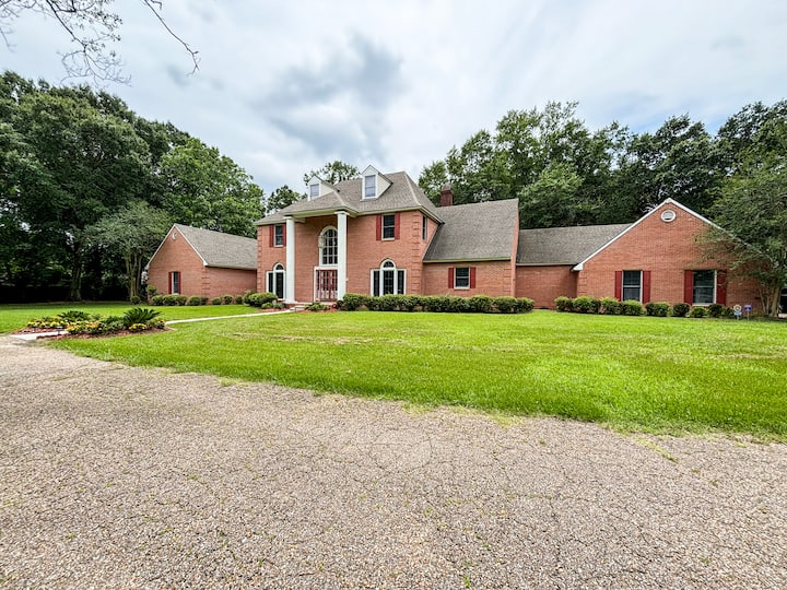 6br Luxury Home W/ Game Room & Ponds - Baton Rouge, LA
