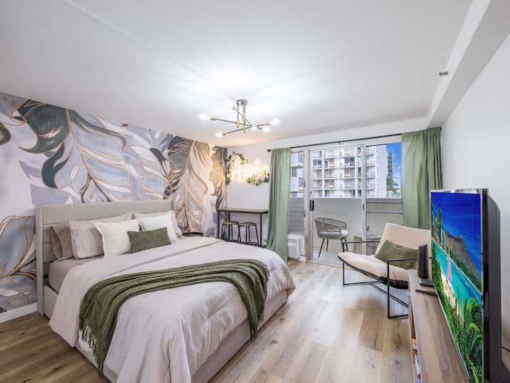 Waikiki Gem! Renovated, Steps Away From The Beach! - Hawaii