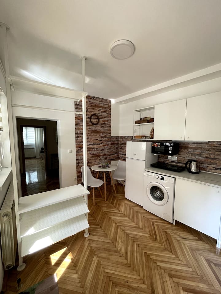 Rose / "Под старой лозой" - Novi Sad