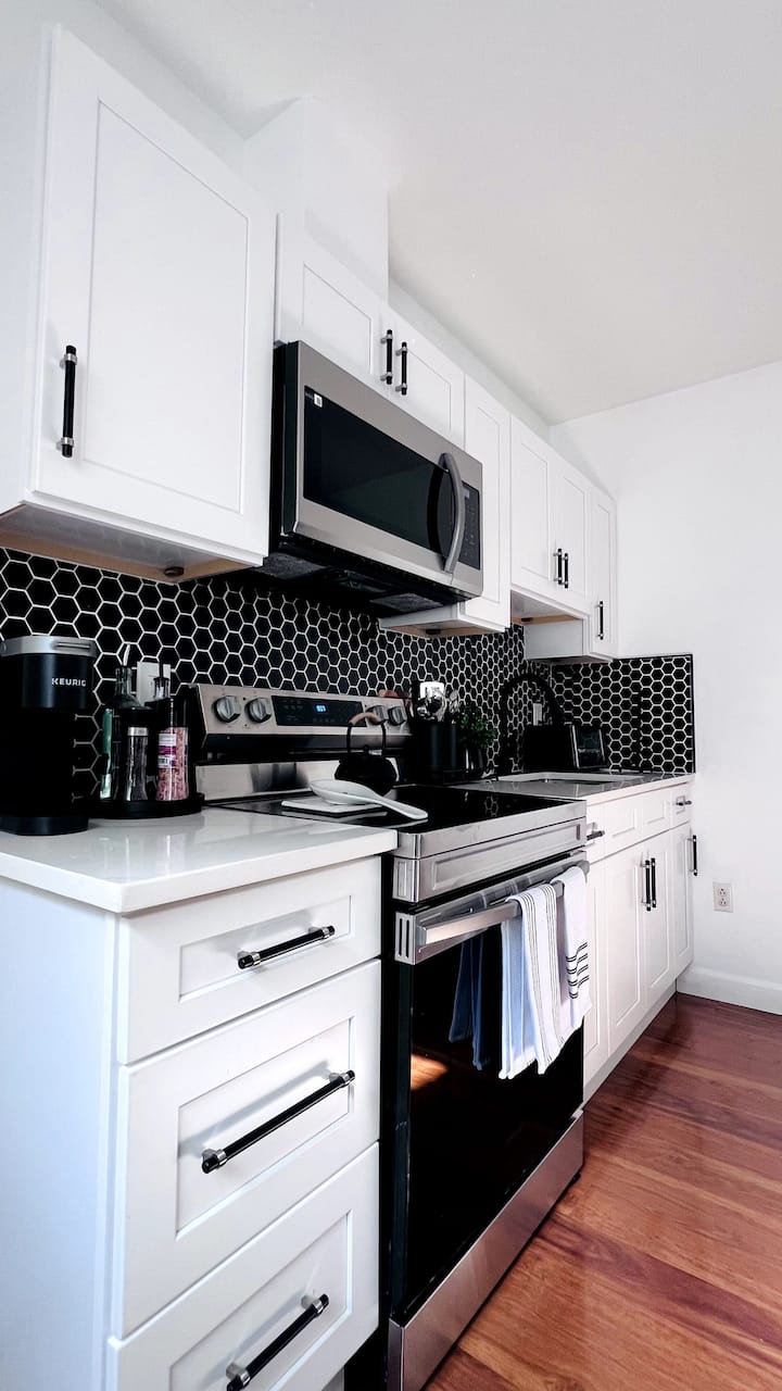 Chic City Guesthouse Getaway - Barrington, RI