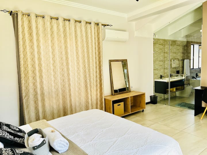 Spacious Luxury Room At La Casa Villa - Richards Bay