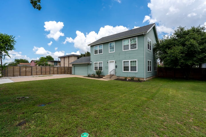 Spacious Modern Home Near Ut, Q2 & Downtown - Austin Aquarium, Austin