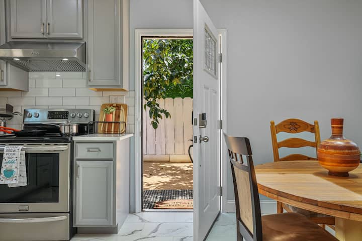 Laloma Delight. Private, Luxury Bath, Central - Modesto, CA