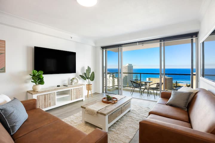 Stunning Chevron Apartment: Beach View| Pools| 2br - Gold Coast