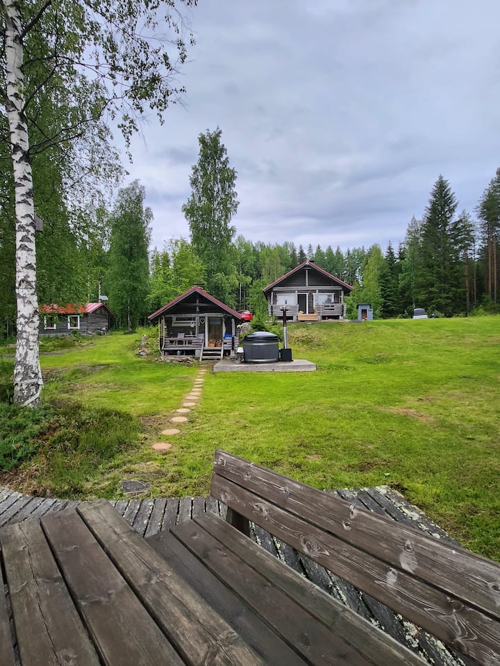Viehättävä Hirsimökki Luonnon Helmassa. - Lavia