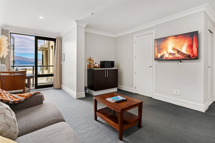 Modern Spacious Town Center Unit With Lake View - Queenstown, New Zealand