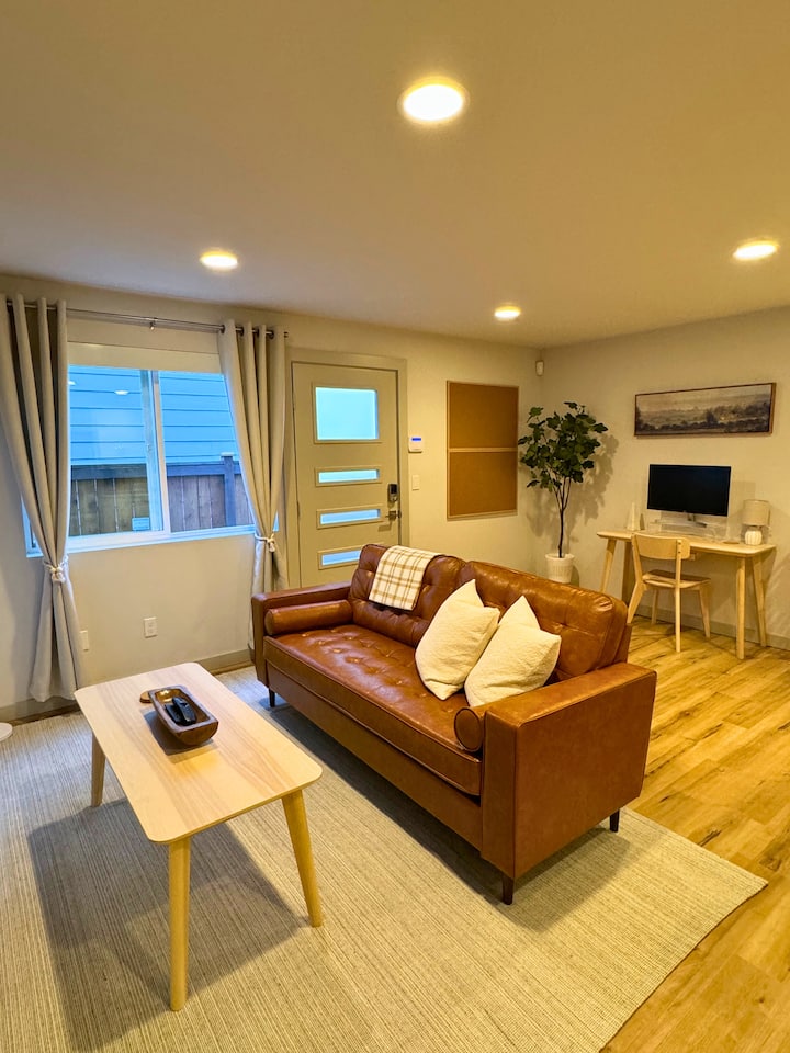 Luxurious Greenwood Guesthouse W/workstation - Seattle, WA