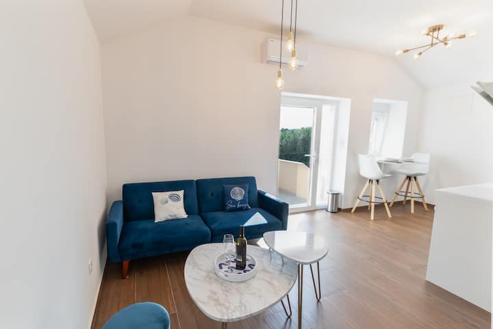 Basic Old House Blue Apartment - Vir