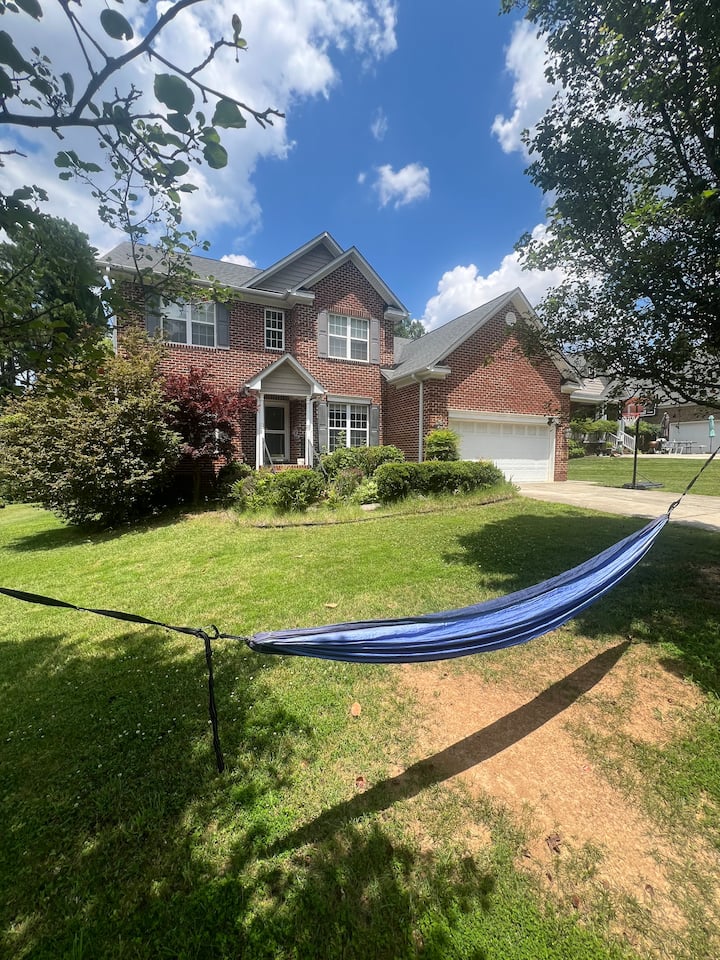 Incredible Location 4 Bdm (Onlyjan 1-july 31 2025) - Greensboro, NC