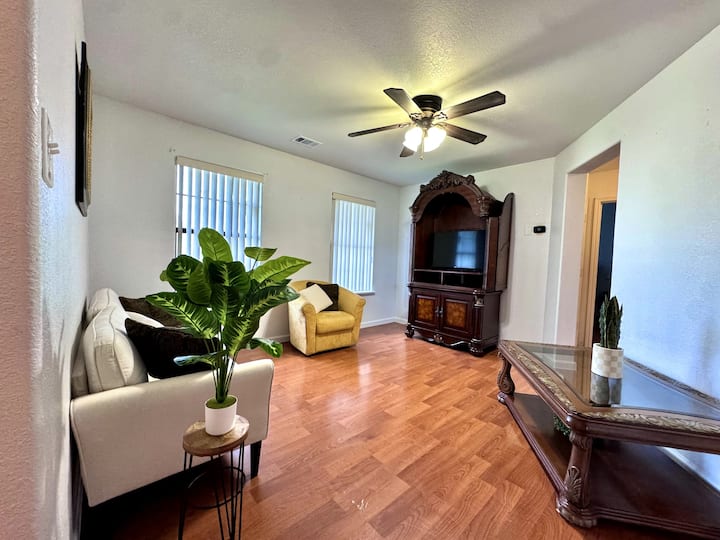 Cozy 2-bed Apt W/ All You Need! - Brownsville, TX