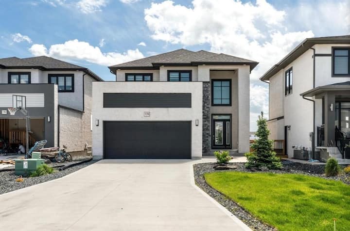 Bright Modern Home - Winnipeg