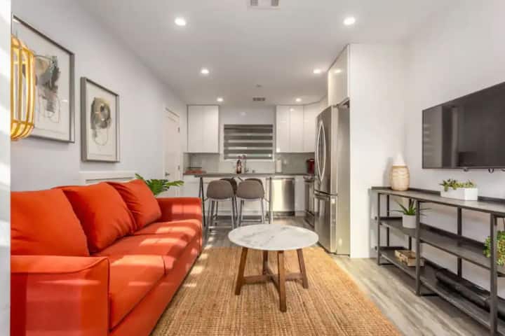 Cozy 2br Near Beverly Hills & Hollywood + Parking - Beverly Hills, CA