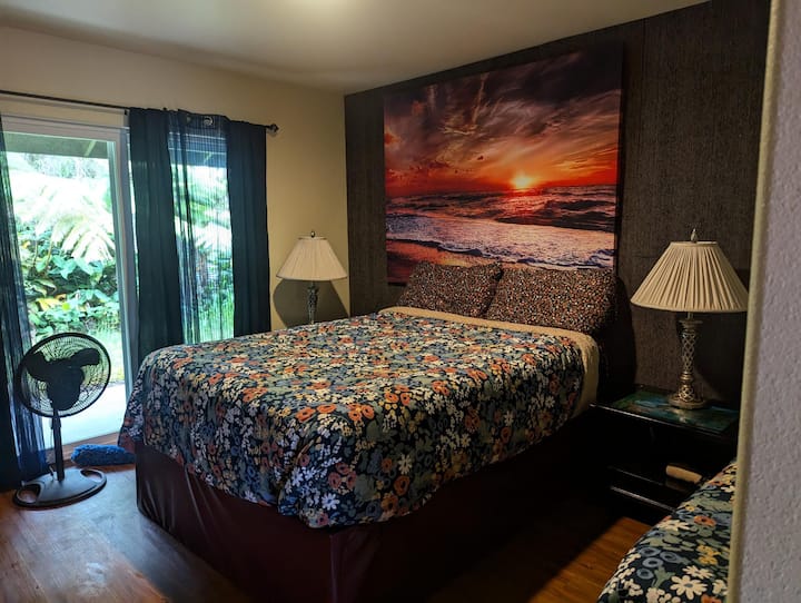 Cool Forest Getaway With Hot Tub - Volcano, HI