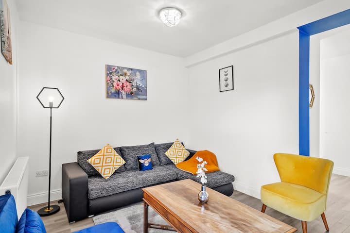 Modern 3-bed In London | Parking | Out Door Patio - Enfield
